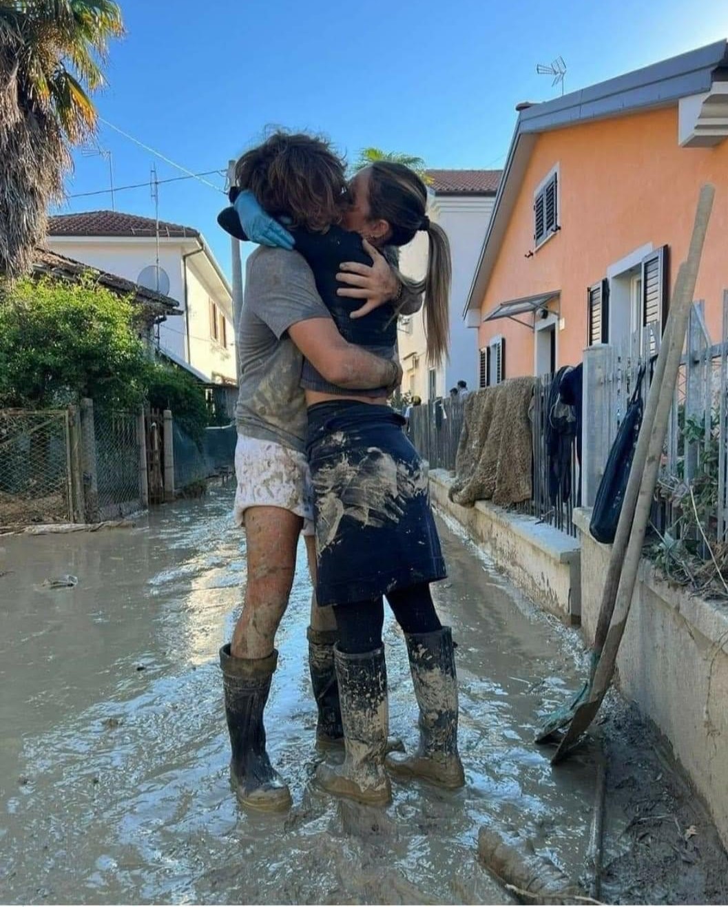 Il bacio di Senigallia nel fango delle Marche e il cielo sereno